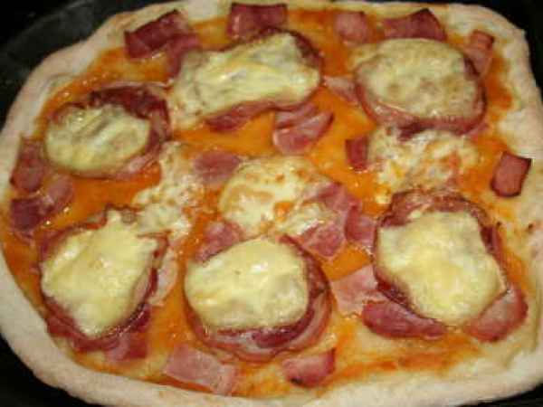 Recette pizza savoyarde : raclette, lardons, oignons