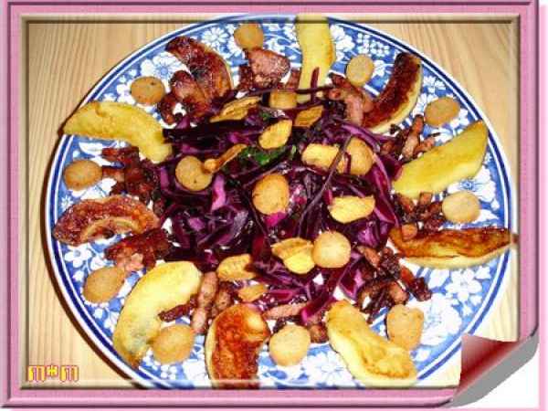 Salade de chou rouge aux pommes et aux lardons - Recette Ptitchef
