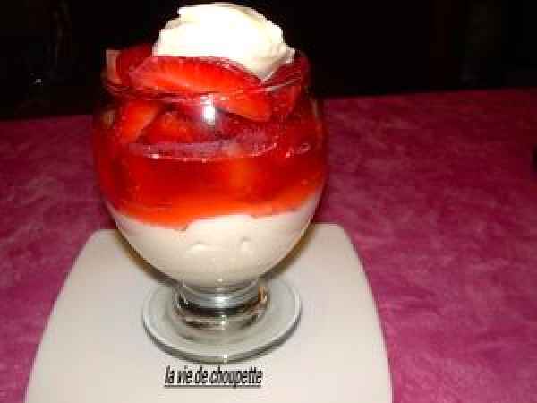 Verrines de fraises au mascarpone et sa chantilly aux fruits rouges ...