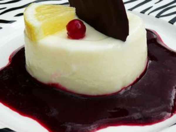 Recette de panna cotta vanille et coulis de fruits rouges