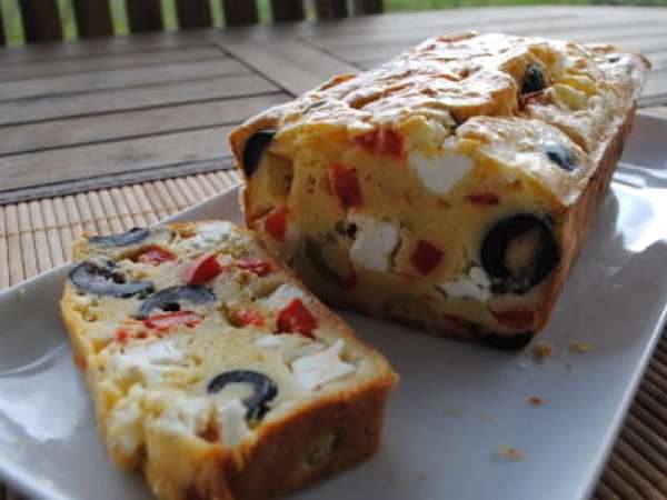 Recette : cake aux poivrons, feta et olives noires