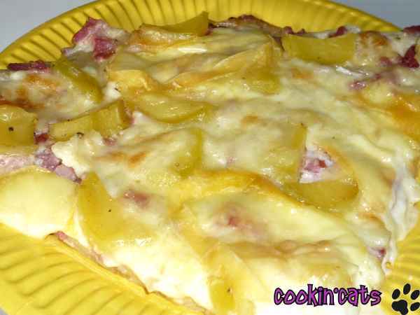 Recette pizza savoyarde : raclette, lardons, oignons