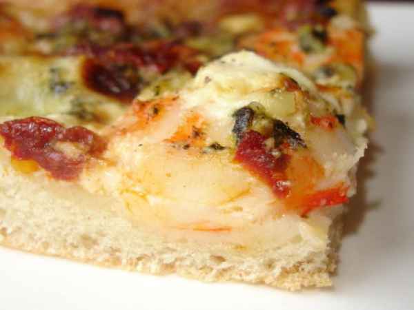 Recette de pizza froide aux tomates et basilic