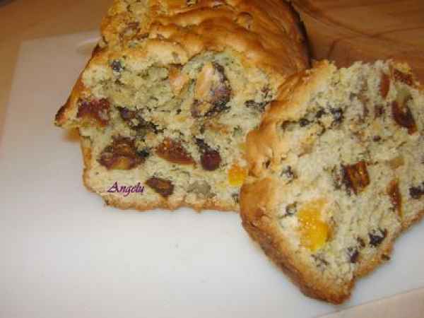 Recette d'un cake moelleux aux fruits secs ambré