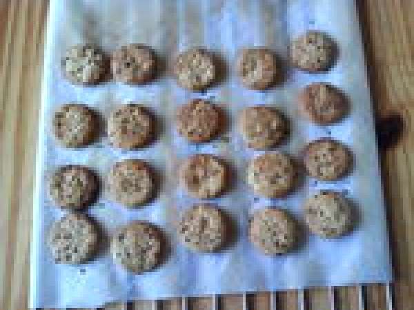 Recette : crackers oignons rouges et coriandre frais