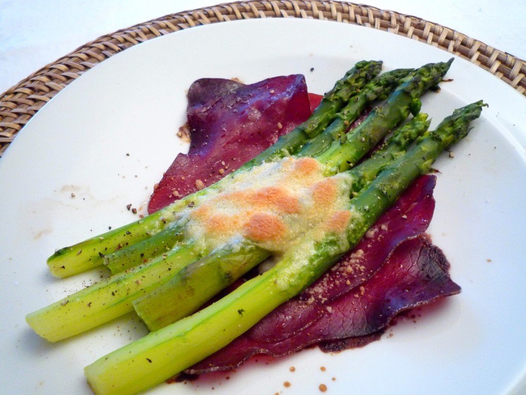 Recette : asperges vertes et viande des grisons au parmesan