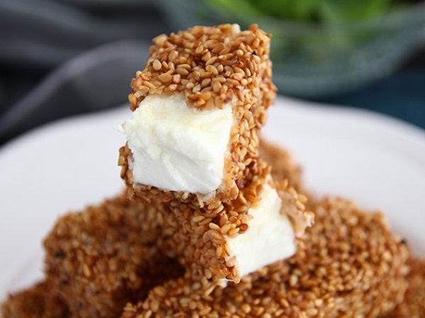 Recette de bâtonnets de feta au sésame croustillants