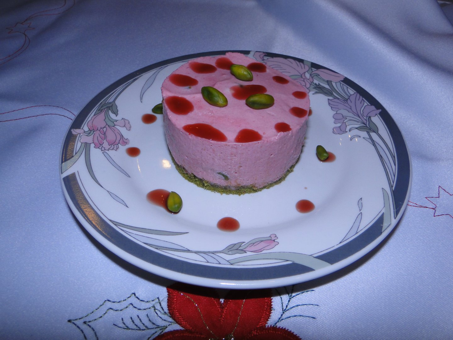 Bavarois framboise et pistache, financier thé matcha - Recette Ptitchef