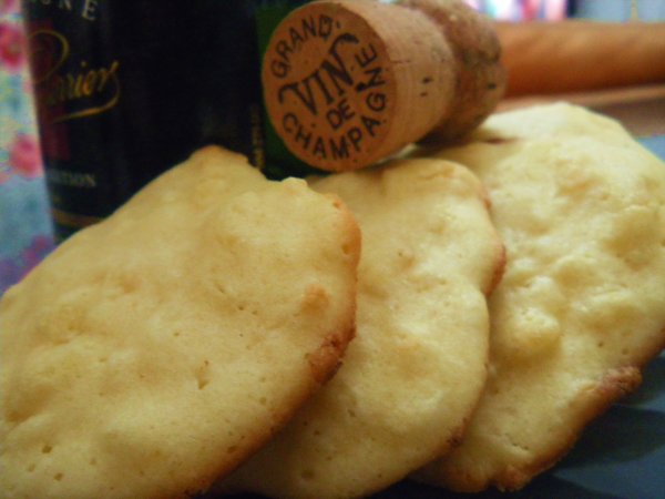 Biscuits au champagne et chocolat blanc - Recette Ptitchef