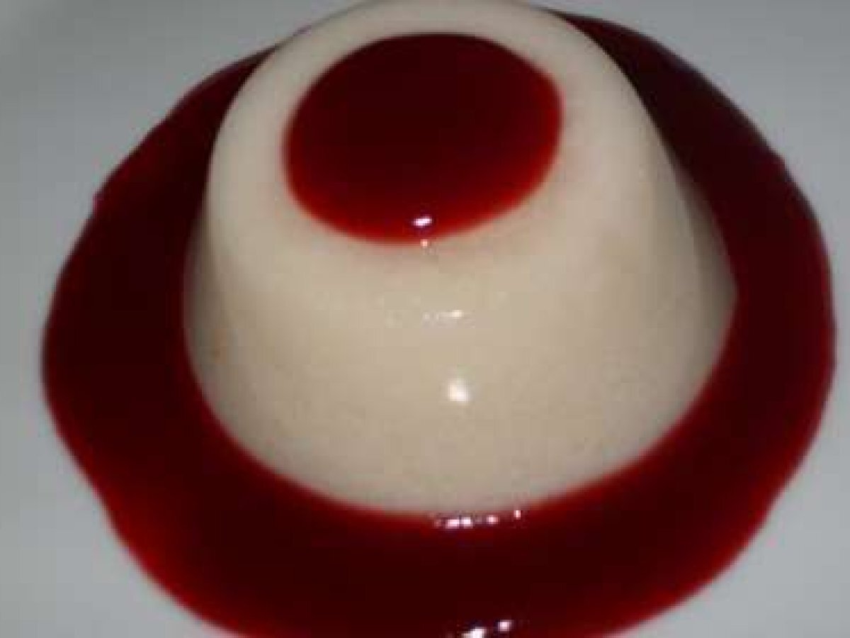 Recette de blanc-manger amande et coulis de fruits rouges