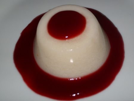 Blanc-manger au lait d'amande et coulis de fruits rouges de bijou ...