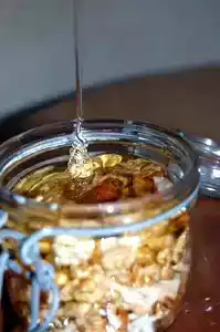 Bocal de noix au miel et à la cannelle (recette facile)