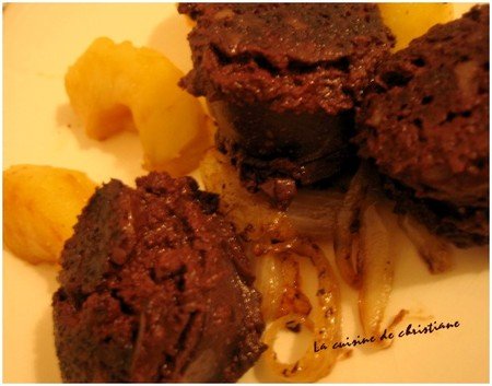 Recette de boudin noir aux pommes et compotée d'oignons
