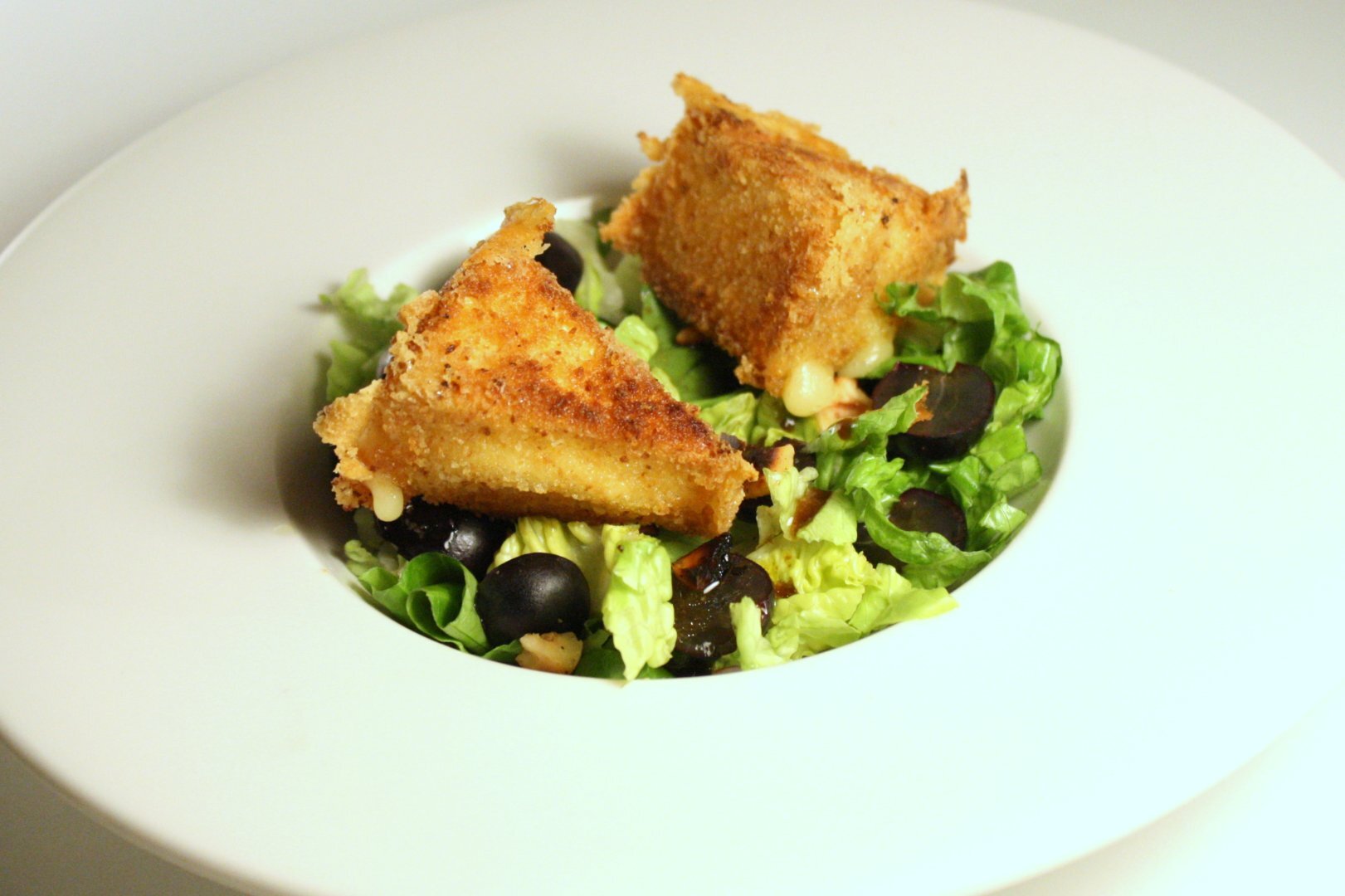Recette de brie pané, salade de noix et raisins