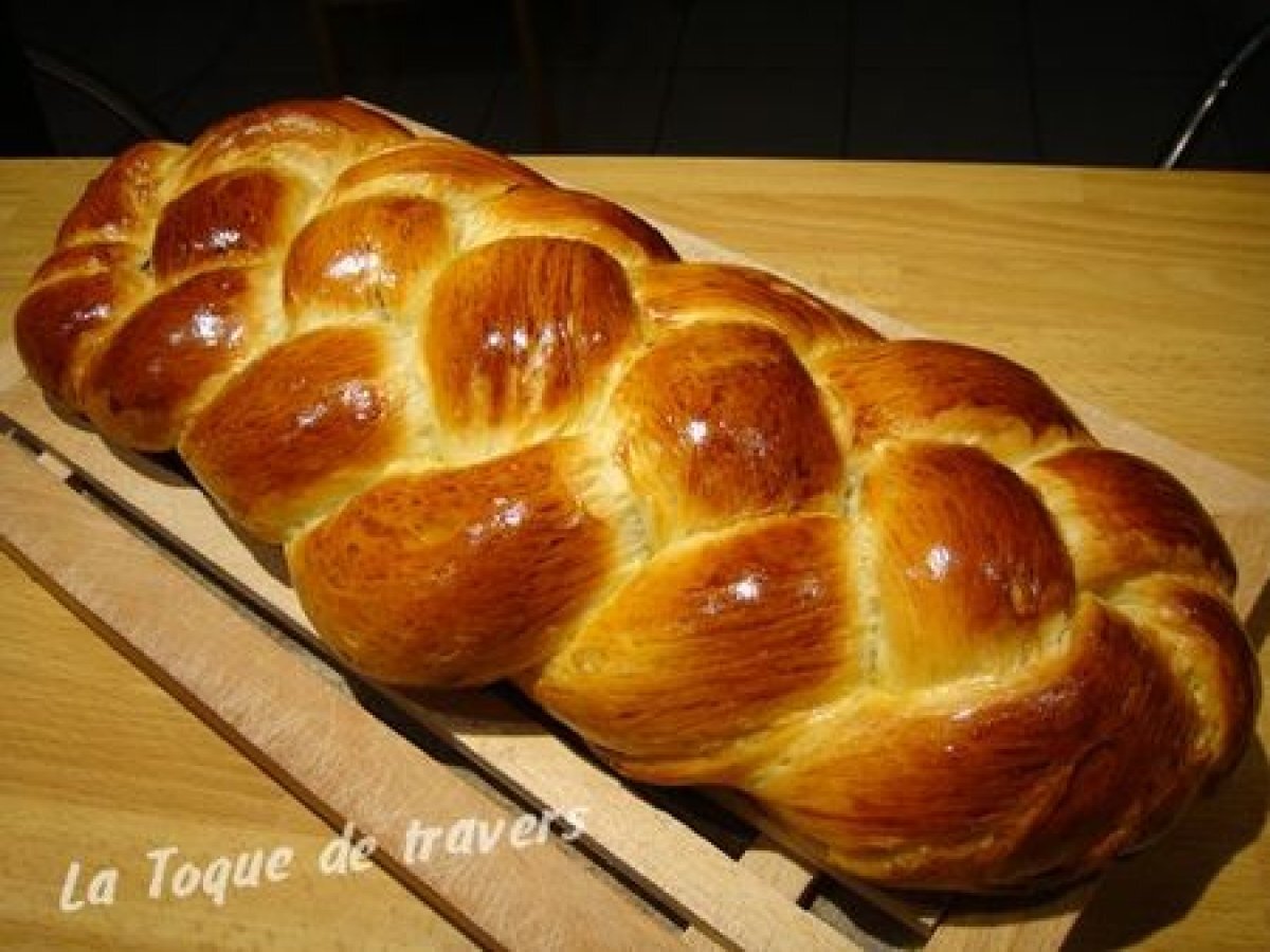 Brioche tressée à quatre brins aux pépites de chocolat - Recette Ptitchef
