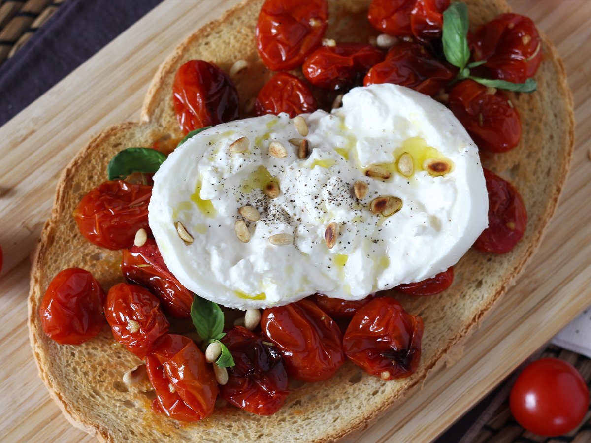 Recette de bruschetta tomates rôties et burrata