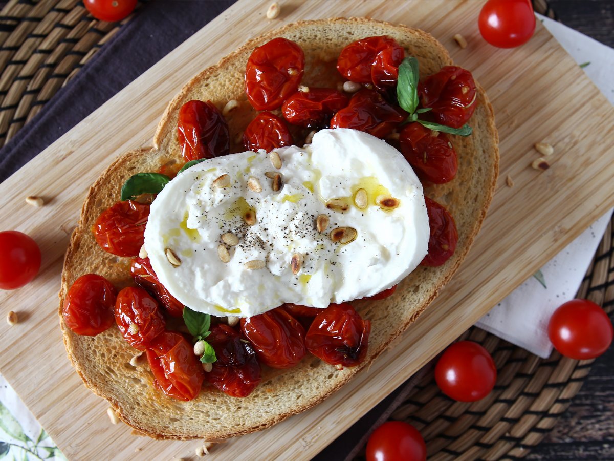Recette de bruschetta tomates rôties et burrata