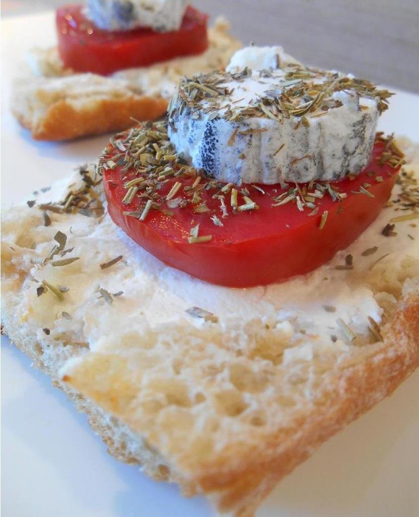 Recette de bruschetta tomate & chèvre chaud