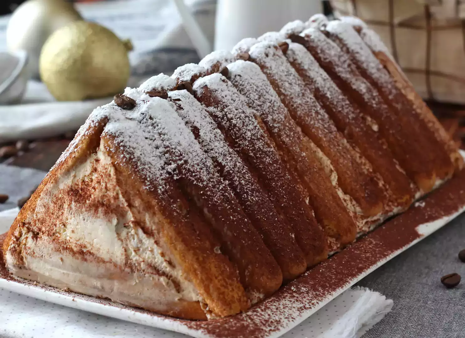 Bûche sans moule en forme de chalet façon tiramisu pour les amoureux de ...