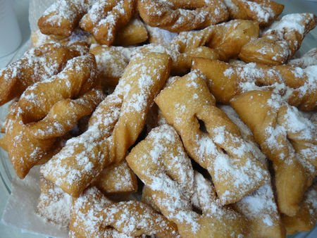 Recette de bugnes lyonnaises croustillantes et sucrées