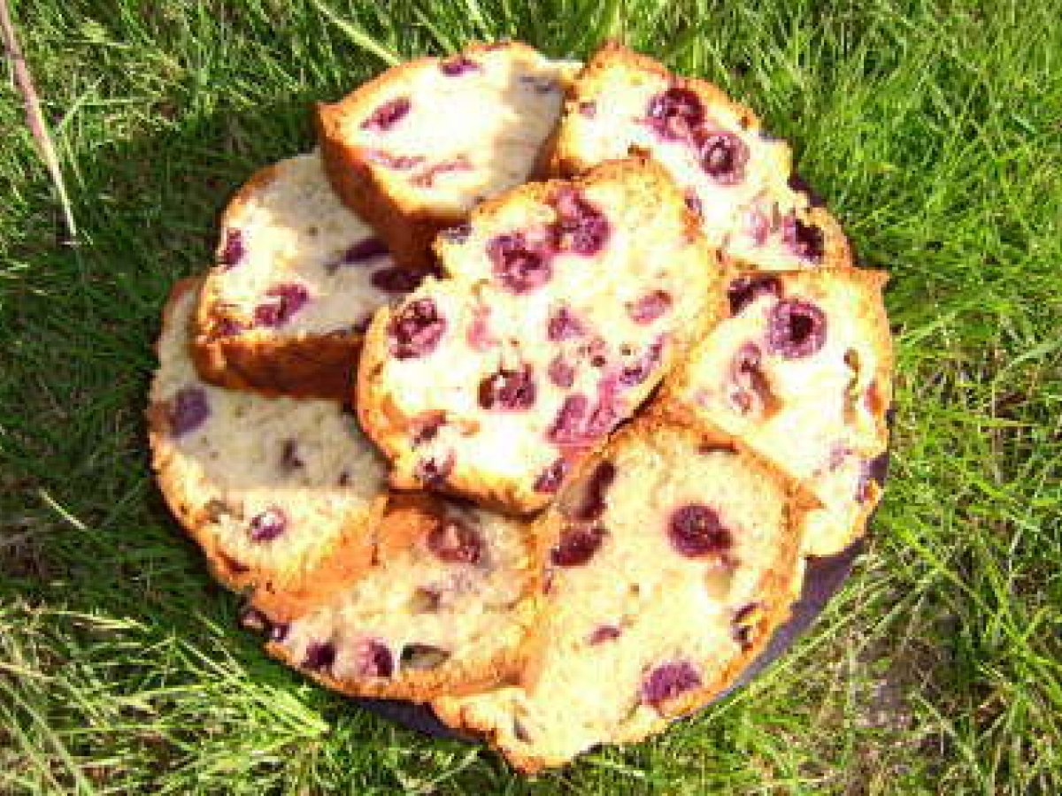 Recette de cake moelleux aux cerises et amandes