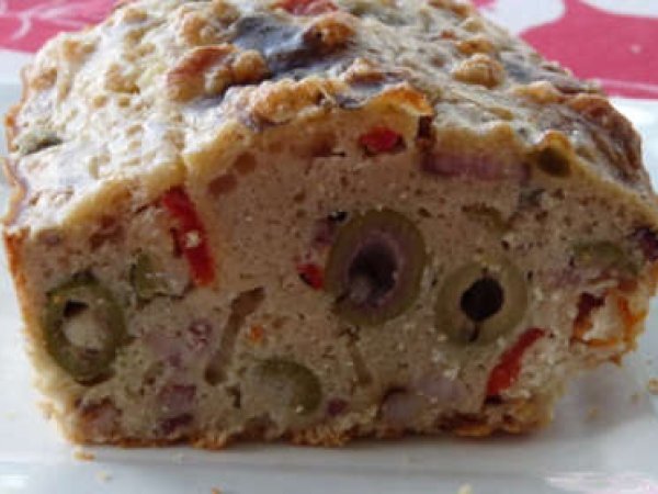 Recette de cake lardons, olives et poivrons rouges