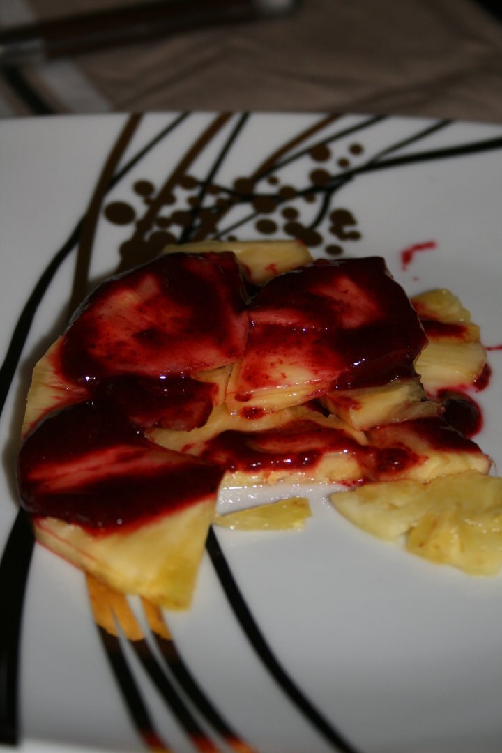 Recette de carpaccio d'ananas et coulis de fruits rouges