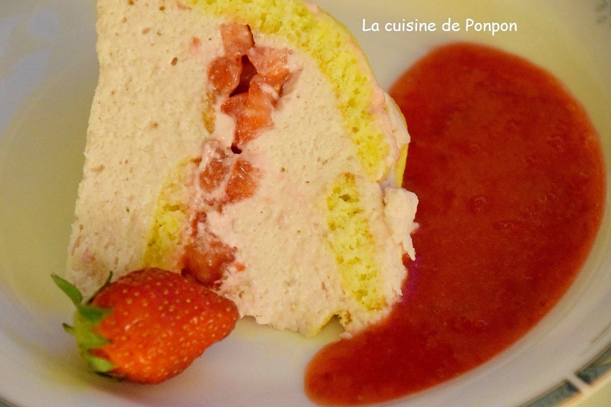 Recette de charlotte fraises, pâte d'amande et basilic