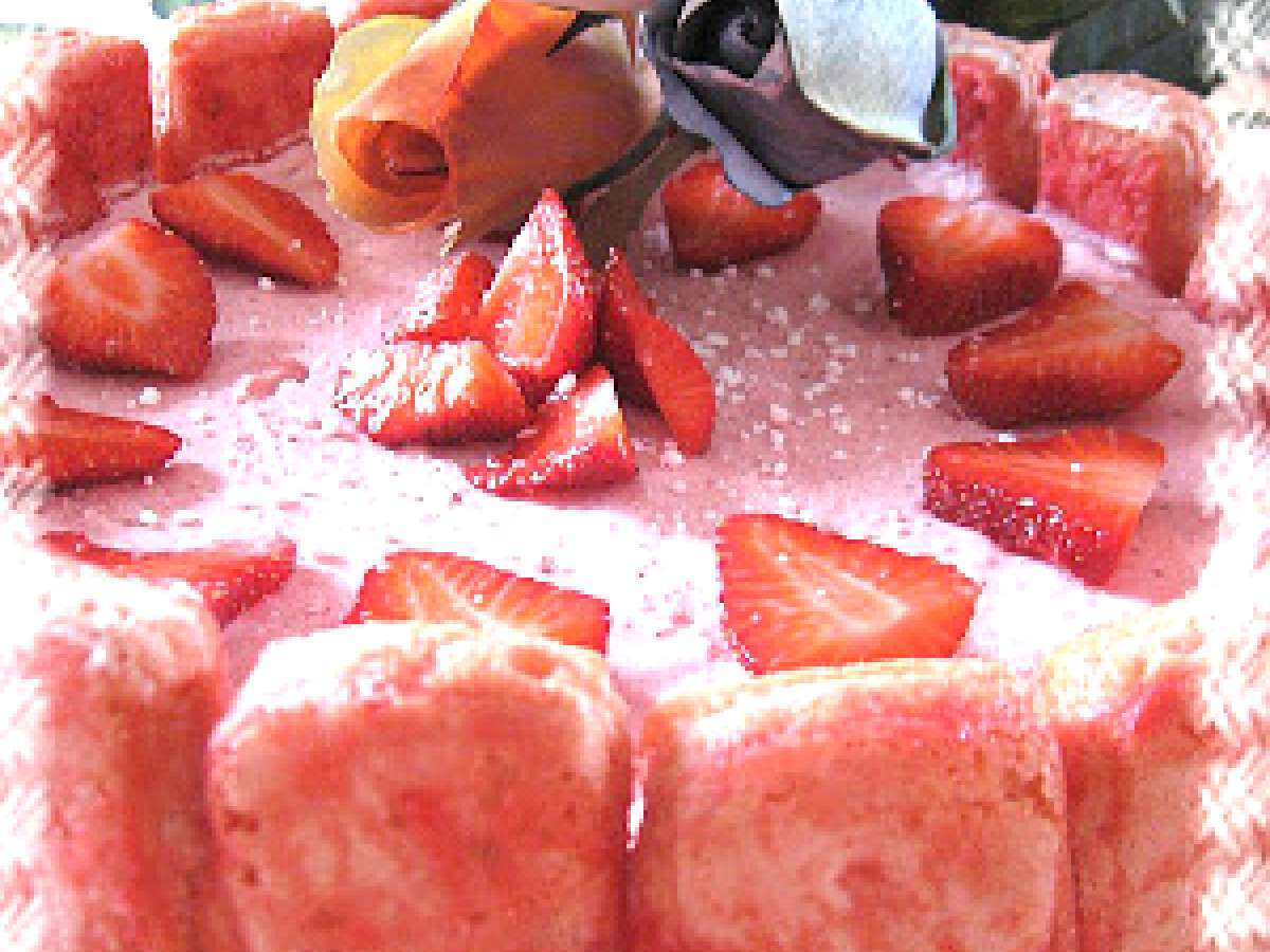 Charlotte rose aux fraises et biscuits - recette