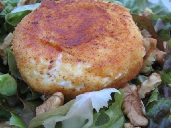 Recette de chèvre chaud pané aux noix sur salade