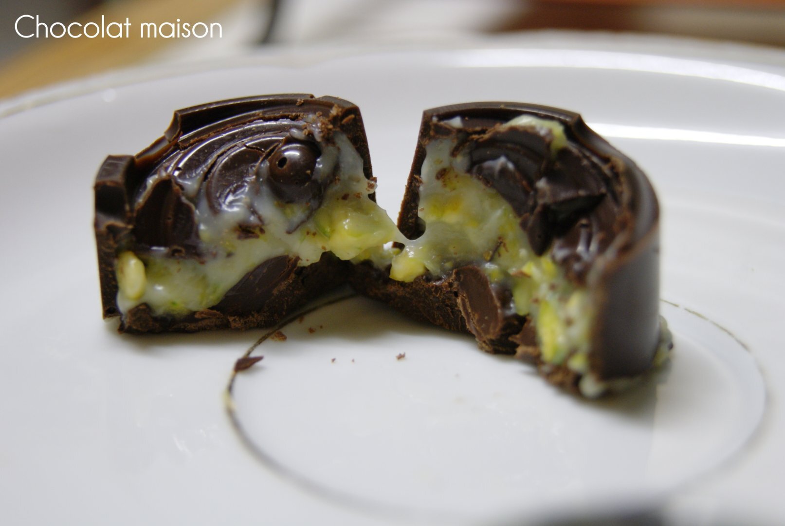 Chocolat fourré de ganache blanche à la pistache
