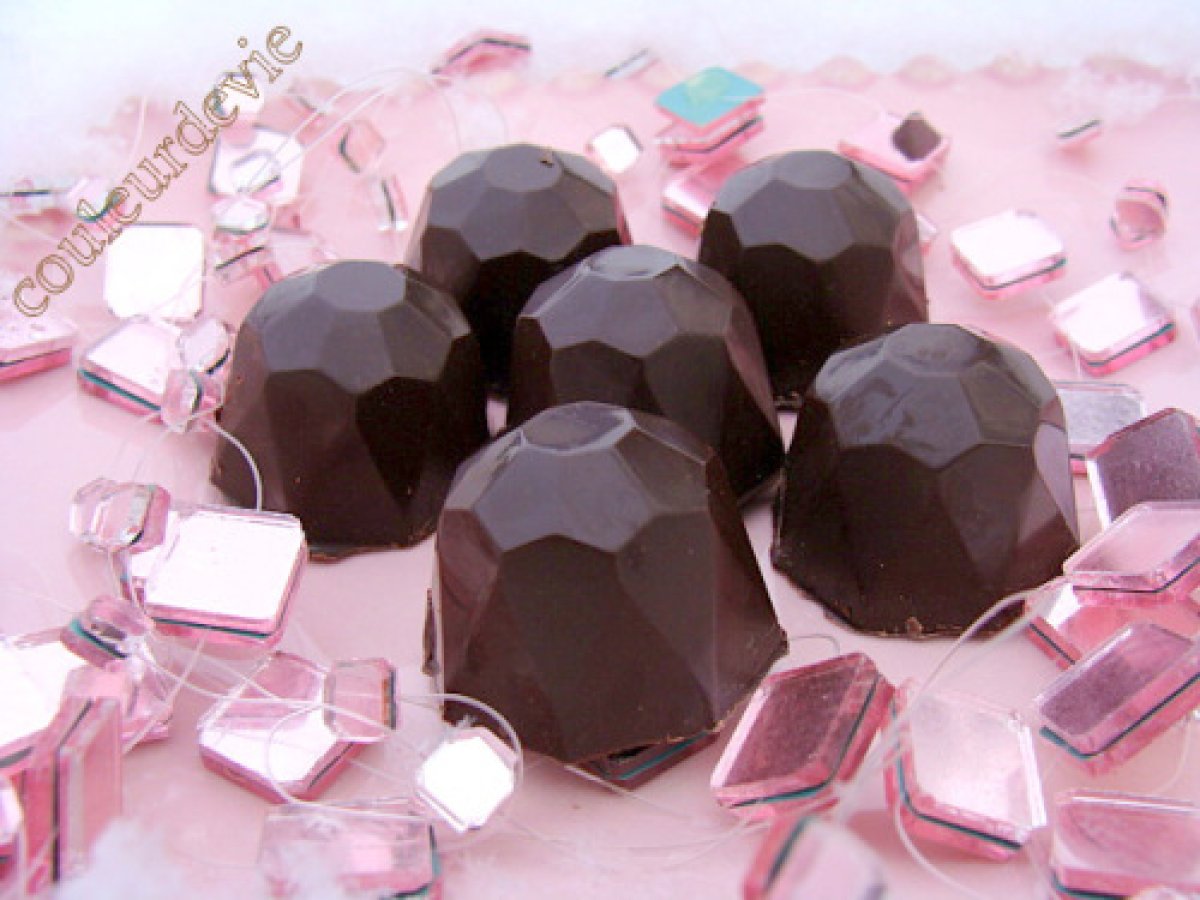 Chocolats noirs fourrés ganache au rhum et chocolats blancs fourrés ... Chocolats noirs fourrés ganache au rhum et chocolats blancs fourrés ...
