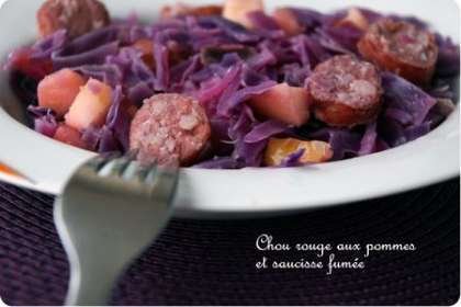 Recette de chou rouge aux pommes et saucisses fumées