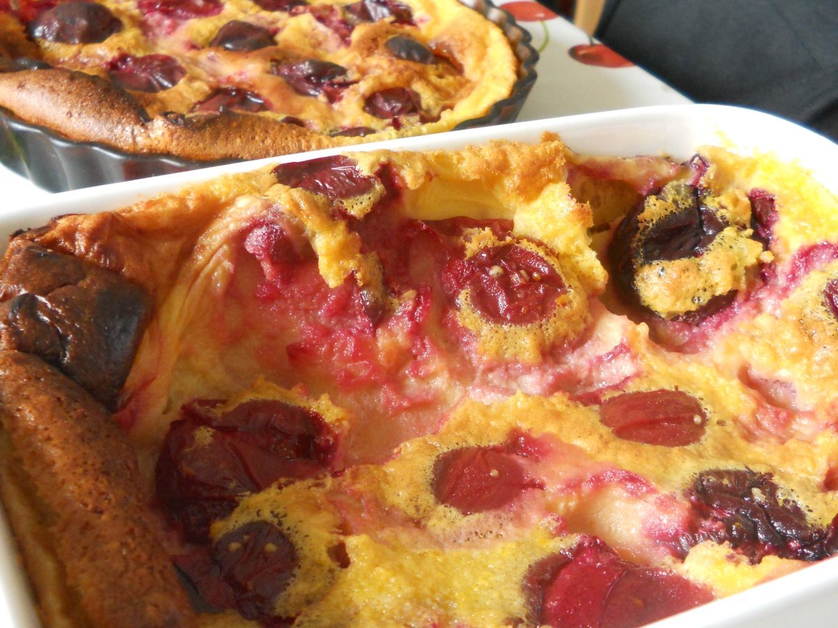 Recette de clafoutis aux prunes juteuses et sucrées