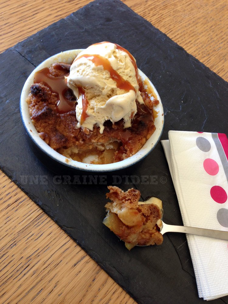 Recette de crumble aux pommes, caramel et glace vanille