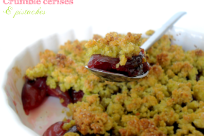 Recette de crumble aux cerises et pistaches savoureux