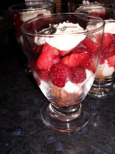 Crumble fruits rouges en verrine - Recette Ptitchef