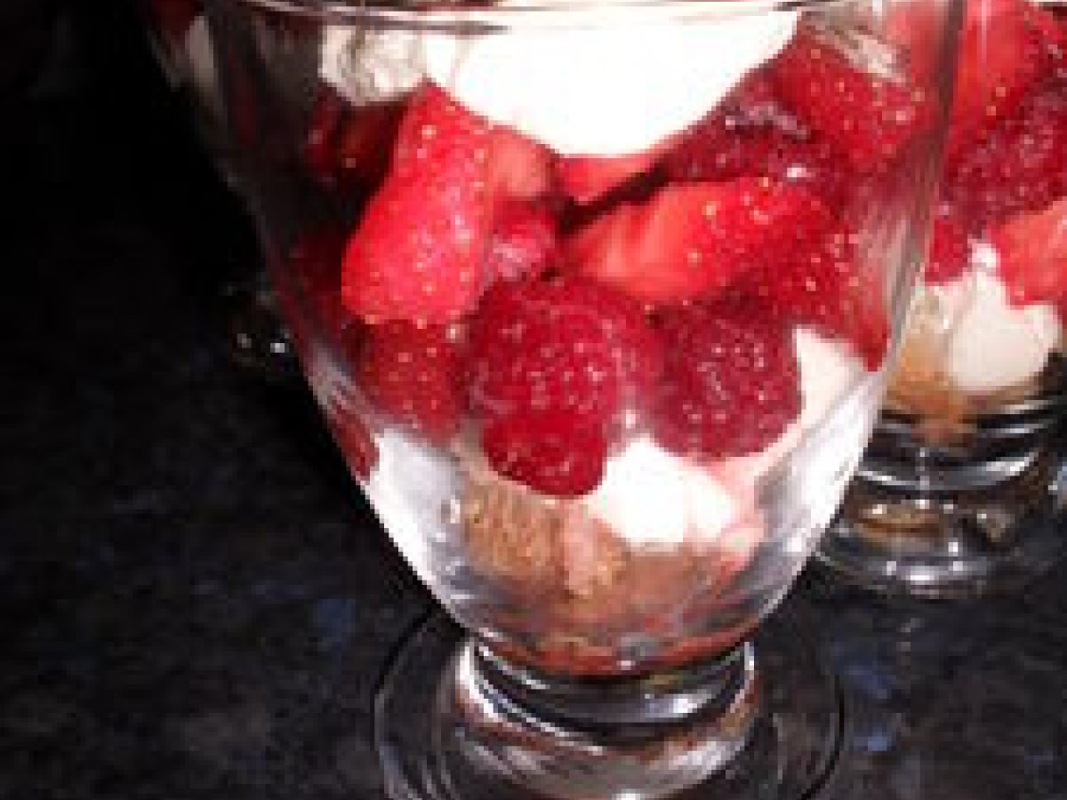 Crumble fruits rouges en verrine - Recette Ptitchef