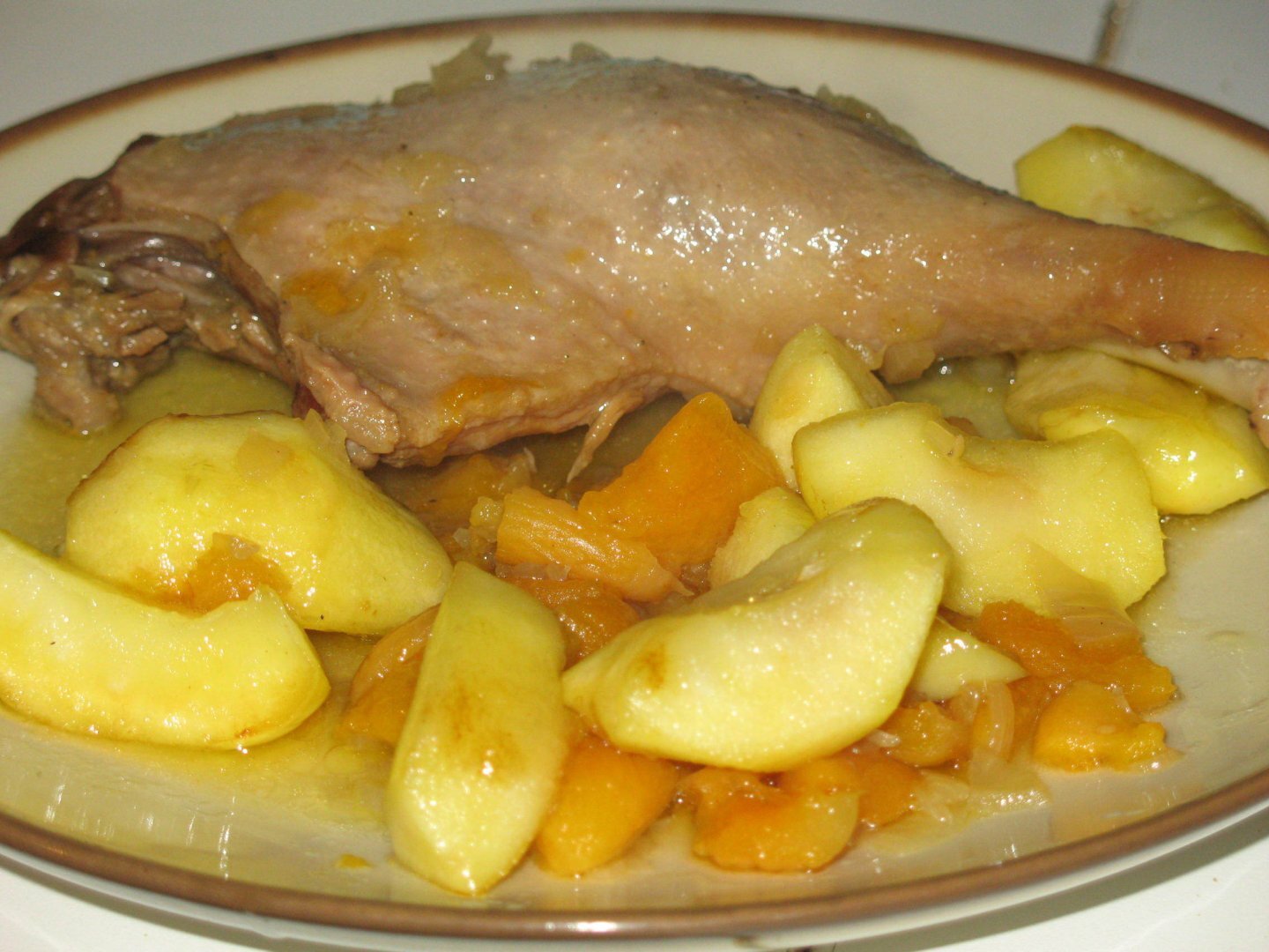 Recette de cuisses de canard au cidre, pommes et abricots