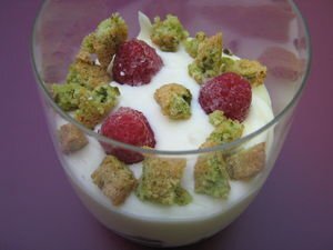 Dacquoise pistache, mousse au chocolat blanc et framboises - Recette ...