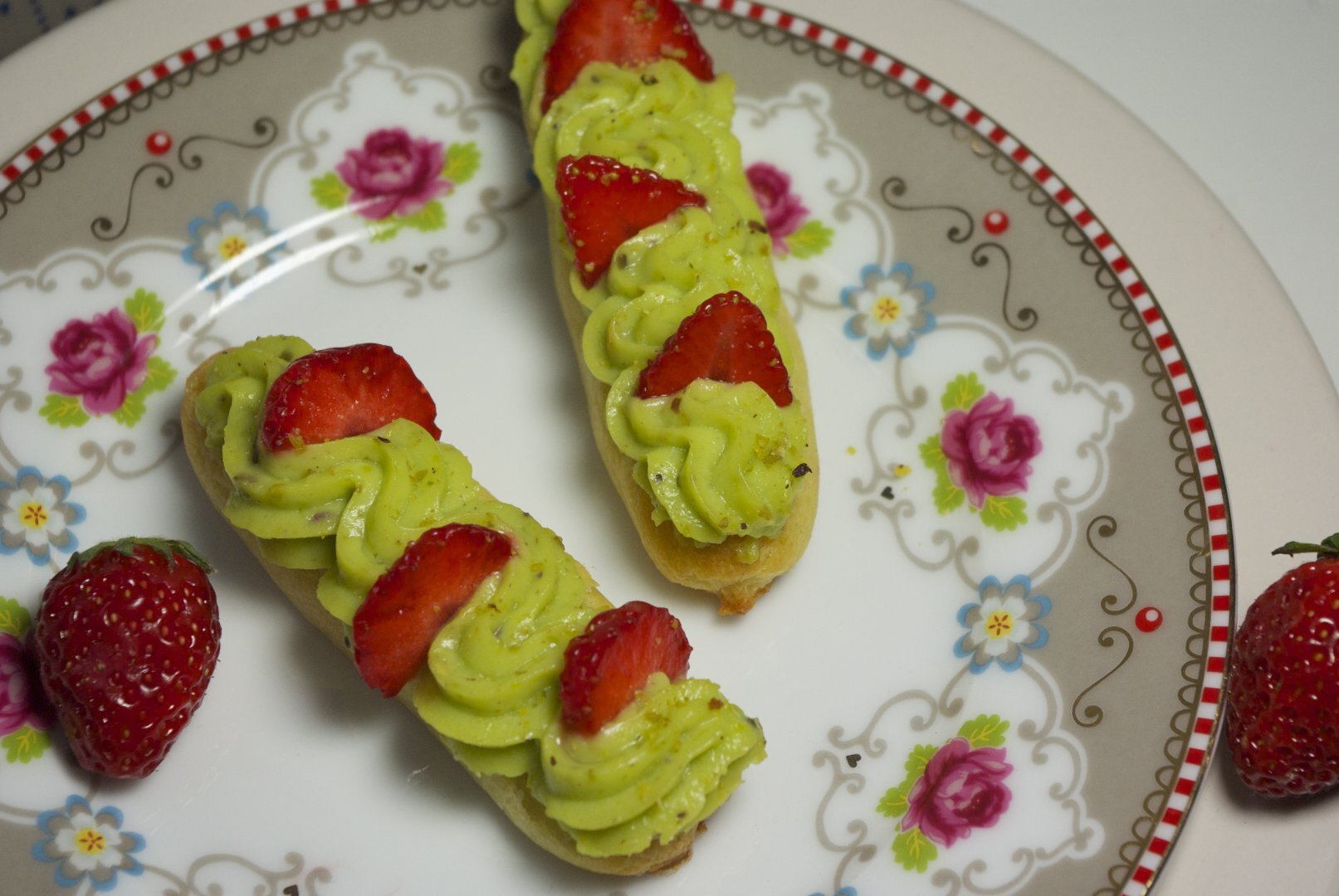 Recette d'éclairs pistache et fraises gourmandes
