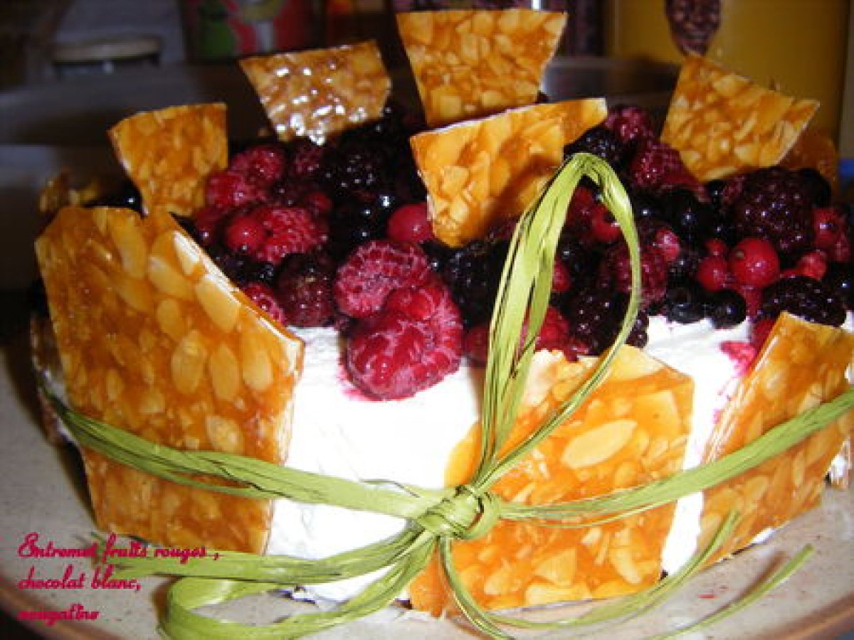 Entremet fruits rouges, chocolat blanc et nougatine . - Recette Ptitchef