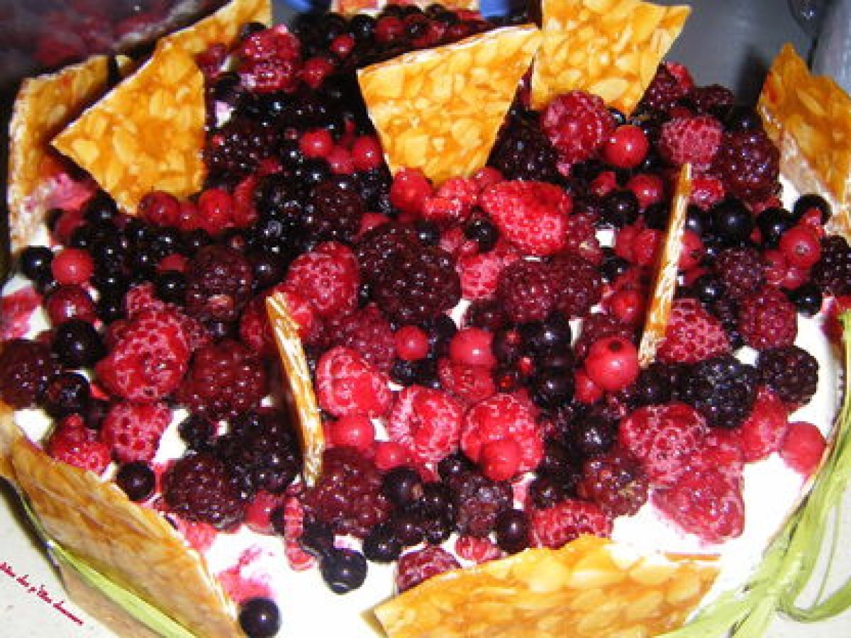 Entremet fruits rouges, chocolat blanc et nougatine . - Recette Ptitchef