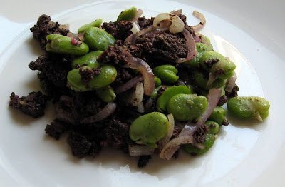 Recette de fèves sautées au boudin et oignons rouges