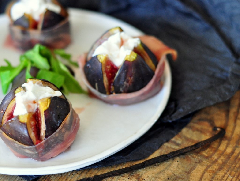 Recette figues rôties miel vanillé, chèvre & speck