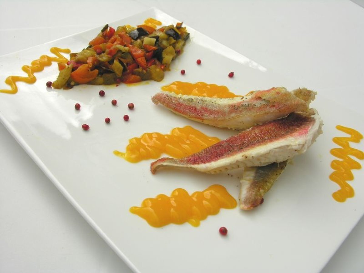 Filets de rougets au coulis de mangue et arlequin de légumes - Recette ...