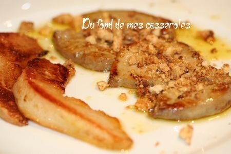 Recette: foie gras poêlé, poires confites et crumble