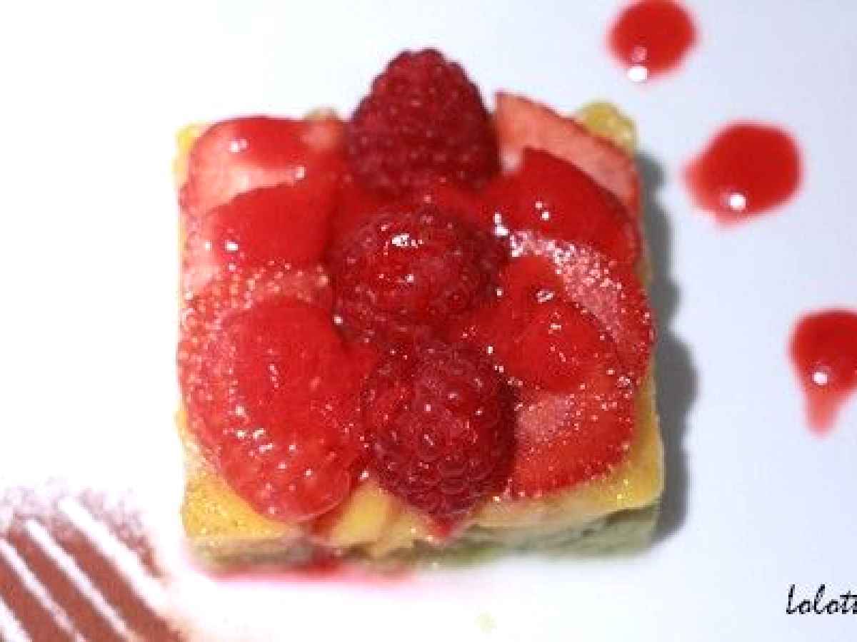 Recette de gâteau rhubarbe, pêches et fruits rouges