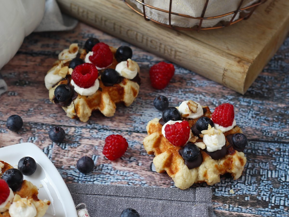 Recette de gaufres aux fruits, chocolat et chantilly