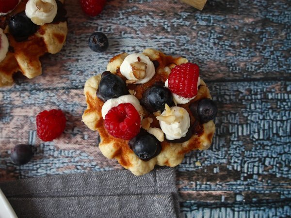 Recette de gaufres aux fruits, chocolat et chantilly